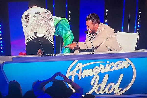 Katy Perry Falls Out Of Her Chair While Dressed As Ariel During ‘Idol’s ...